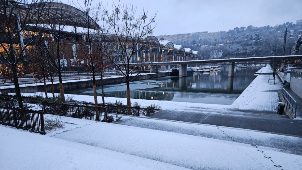 Le retour de la neige à Lyon : circulation difficile ce jeudi matin