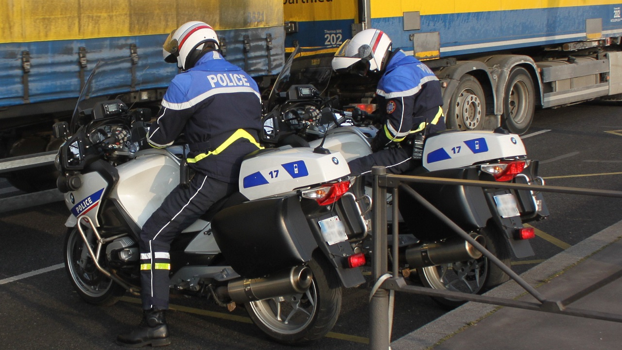 Poursuivi par la police, un jeune chute de son scooter et se tue à ...